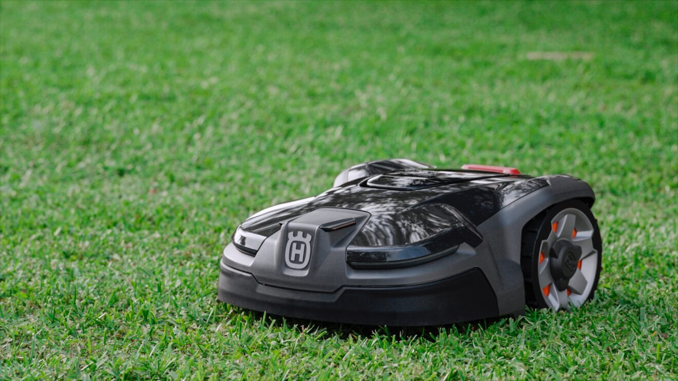 Tech til haven: Test af Husqvarna Automover 415X - MereMobil.dk